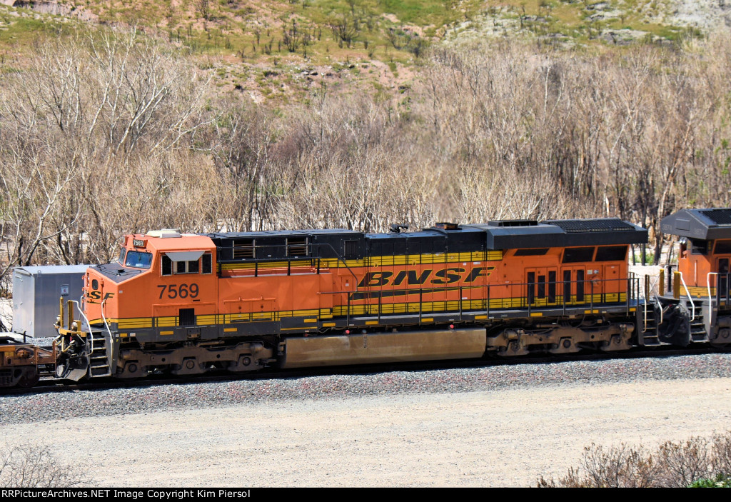 BNSF 7569